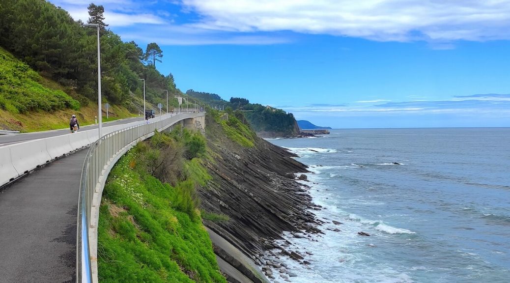 Paseo Deba-Mutriku andando: bidegorri en la Costa Vasca | Lonifasiko